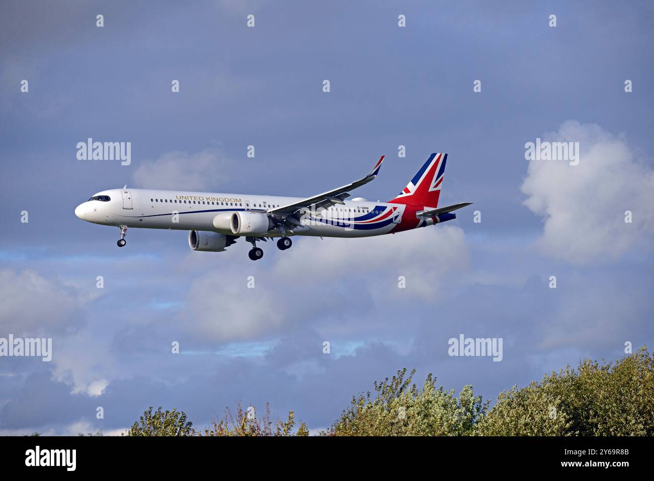 The UK Government's AIRBUS A321, G-GBNI, on final approach to runway 27 ...