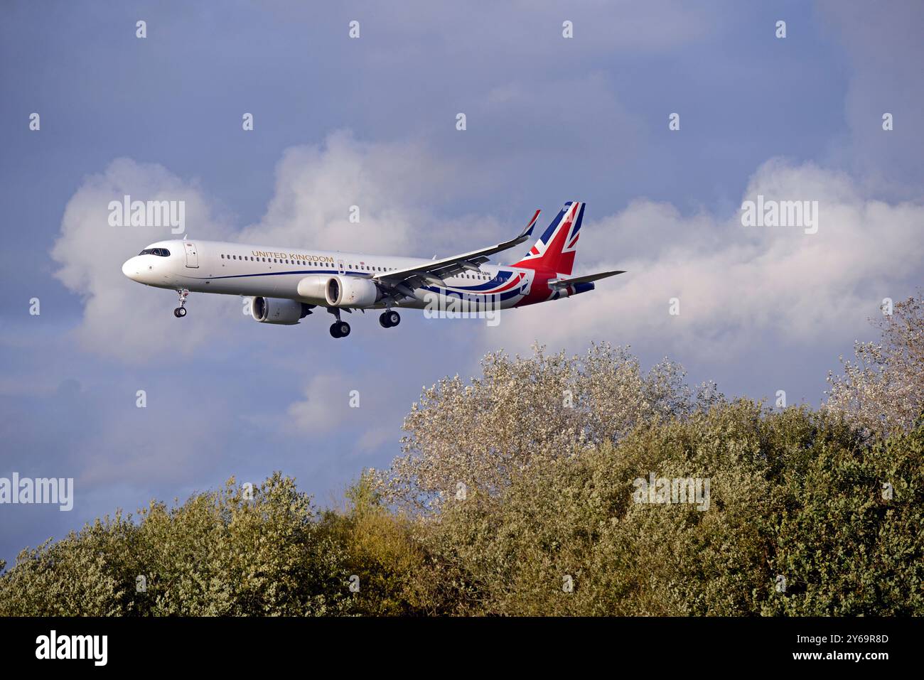 The UK Government's AIRBUS A321, G-GBNI, on final approach to runway 27 ...