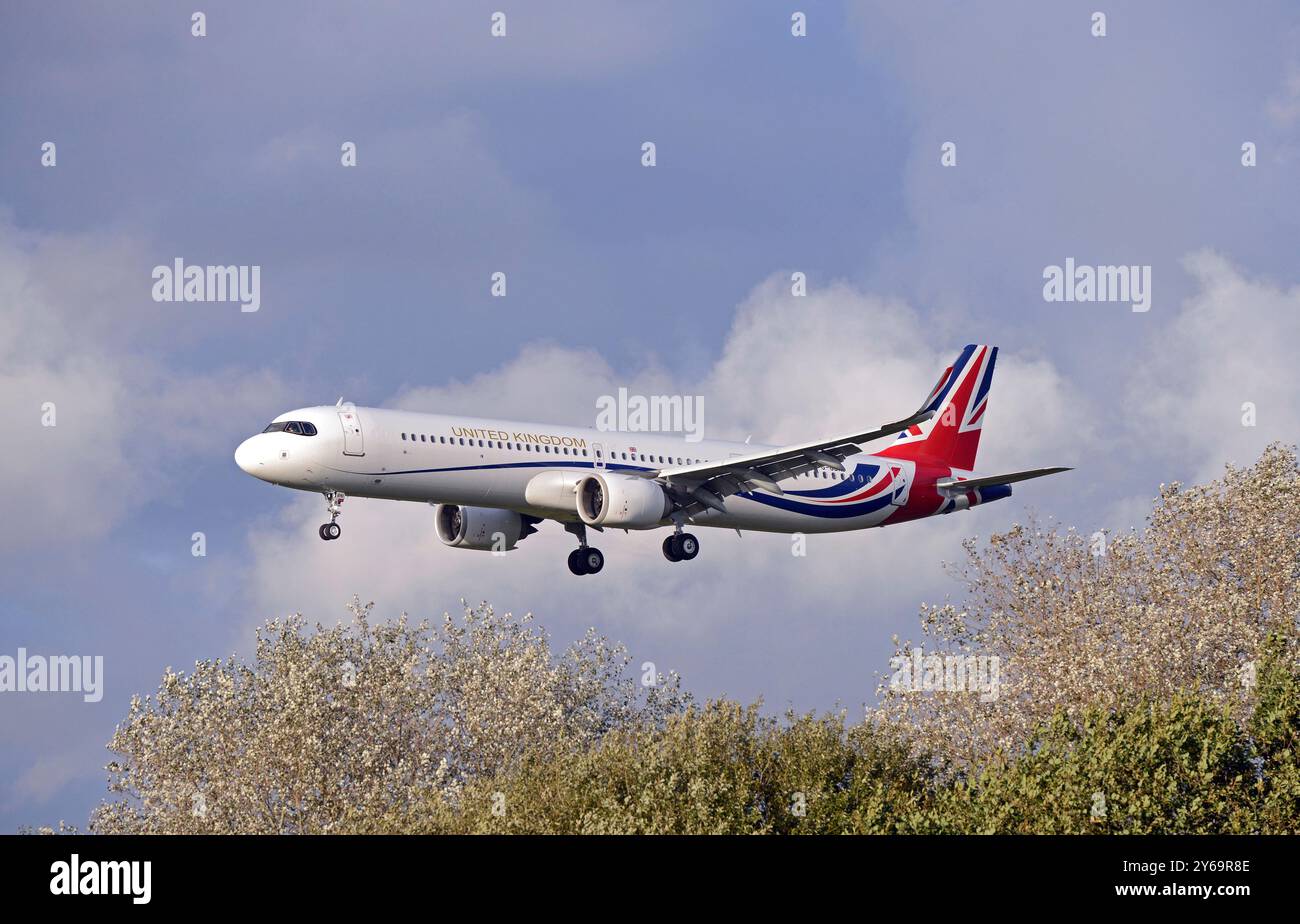 The UK Government's AIRBUS A321, G-GBNI, on final approach to runway 27 ...