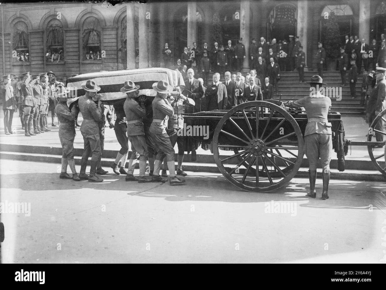 Soldiers loading flag-draped casket of former New York City mayor John ...