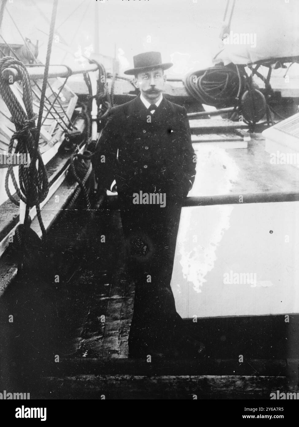 Amundsen standing hi-res stock photography and images - Alamy