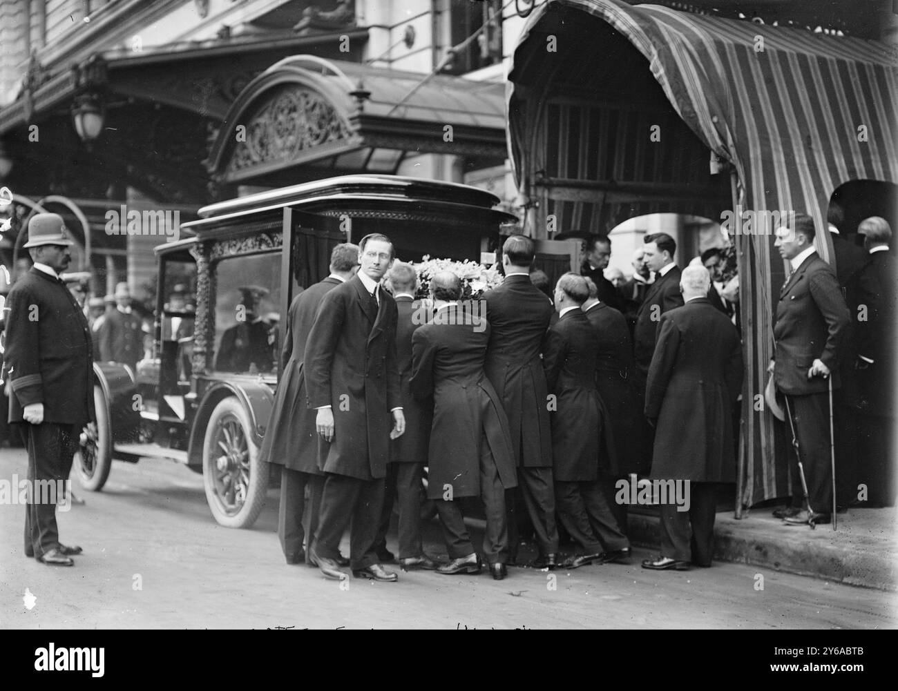 W 7 23 5 Black and White Stock Photos & Images - Alamy