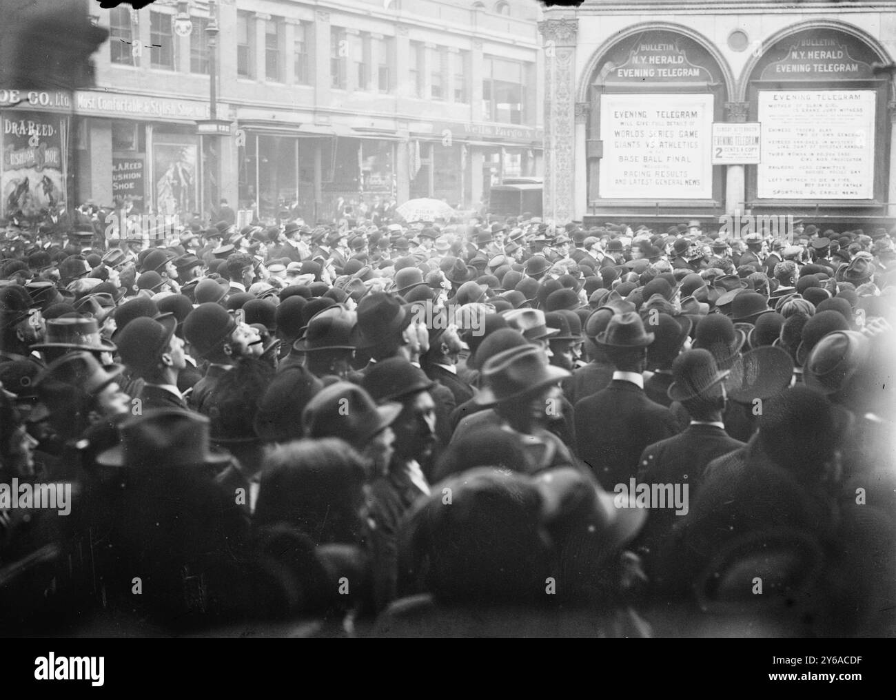 Crowd watching 'playograph,' World Series, 1911, Photo shows crowd ...
