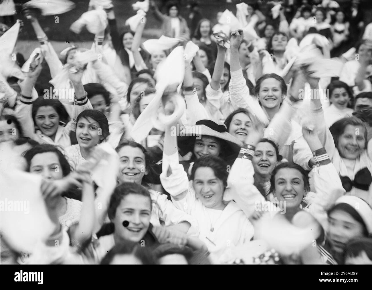 Crowd of girls hi-res stock photography and images - Alamy
