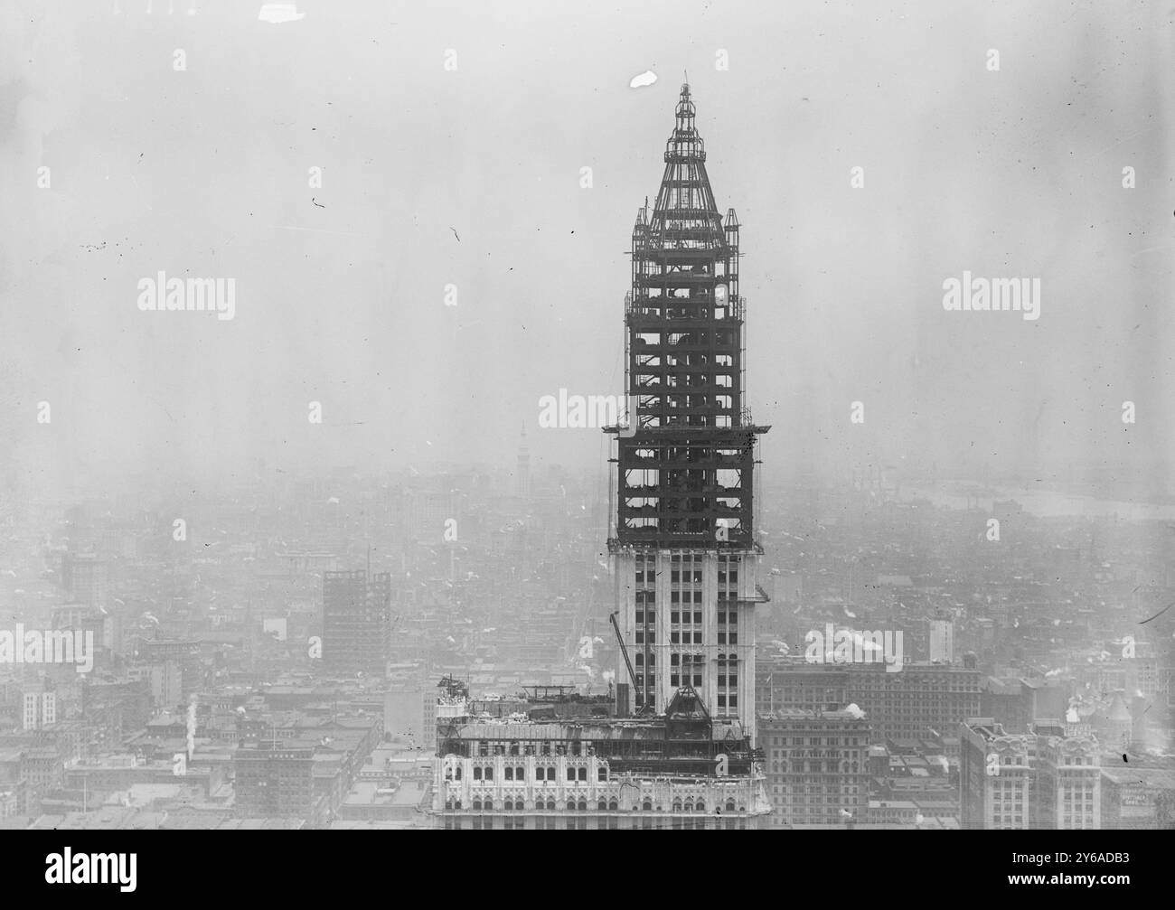 Woolworth Bldg., Photo shows the tower construction of the Woolworth ...