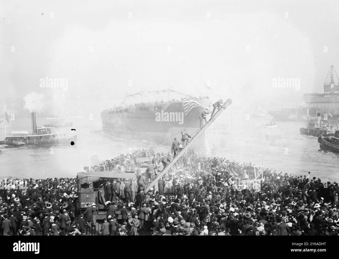 Launch of NEW YORK, Photo shows the crowd at the launching of the ...