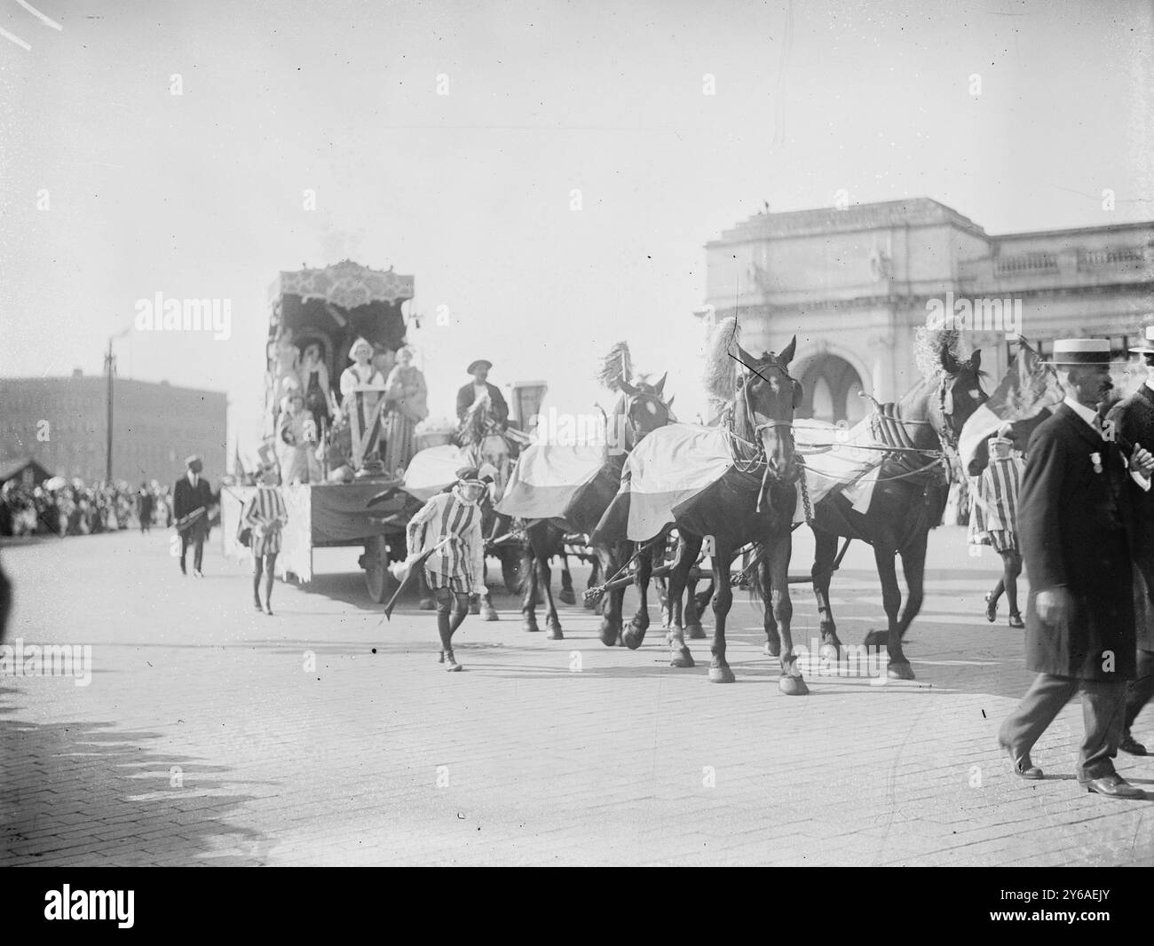 Knights of Columbus 'Columbus before the King' float at the Columbus ...
