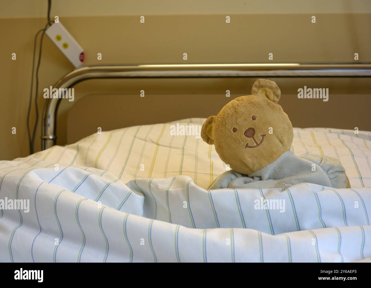 Teddy inside a hospital bed Stock Photo - Alamy