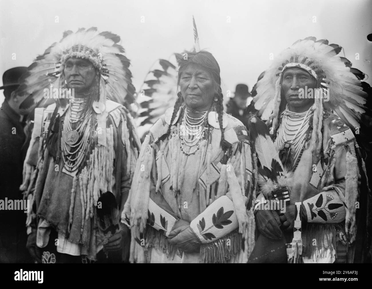 Crow indians hi-res stock photography and images - Alamy