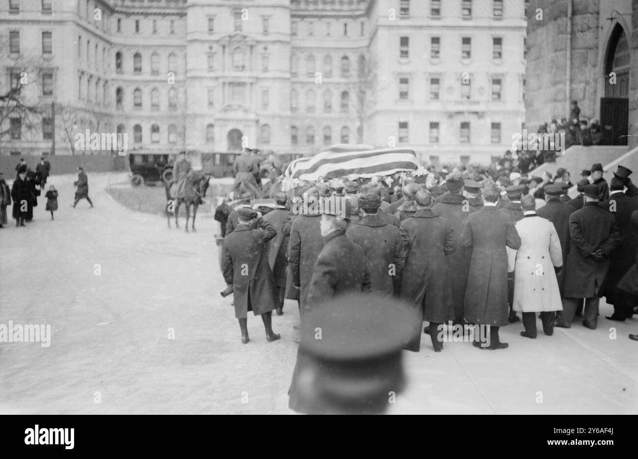 Crowd leaving new york city Black and White Stock Photos & Images - Alamy