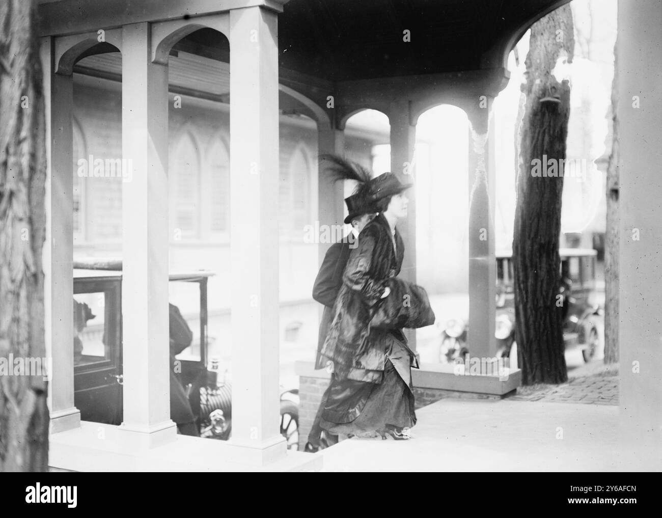 Mrs. Snowden A. Fahnestock, Photo shows Elizabeth Bertron Fahnestock ...