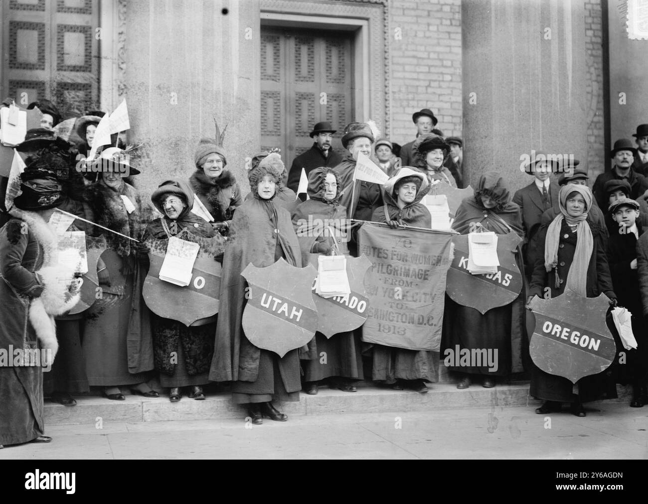 Suffrage hikers collecting, Photo shows suffrage hikers who took part ...