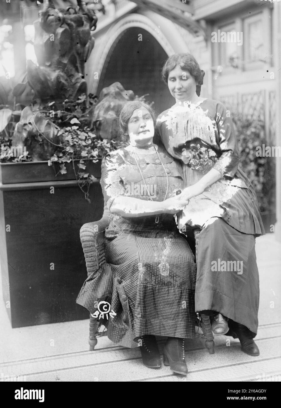 Helen Keller & Mrs. Macy, Photo shows Helen Keller (1880-1968) with her ...