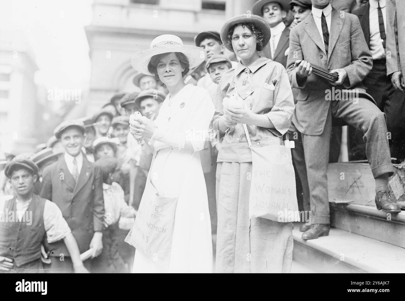 Sending pigeons hi-res stock photography and images - Alamy