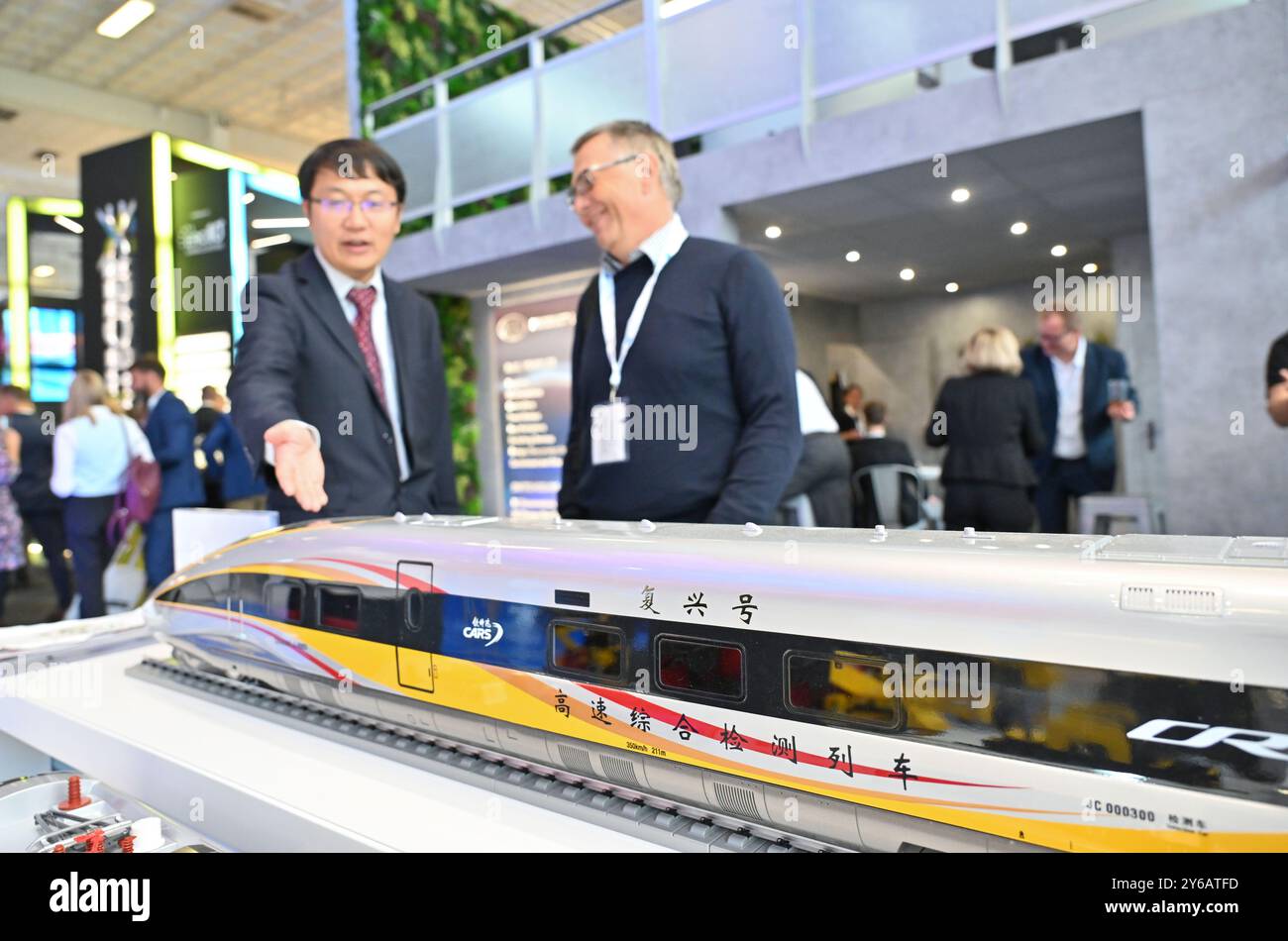 (240925) -- BERLIN, Sept. 25, 2024 (Xinhua) -- A staff member (L) of ...