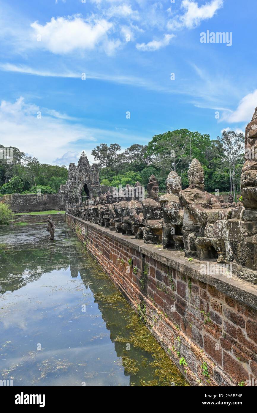 Ssouth Gate Angkor Thom causeway with giant statues Stock Photo - Alamy