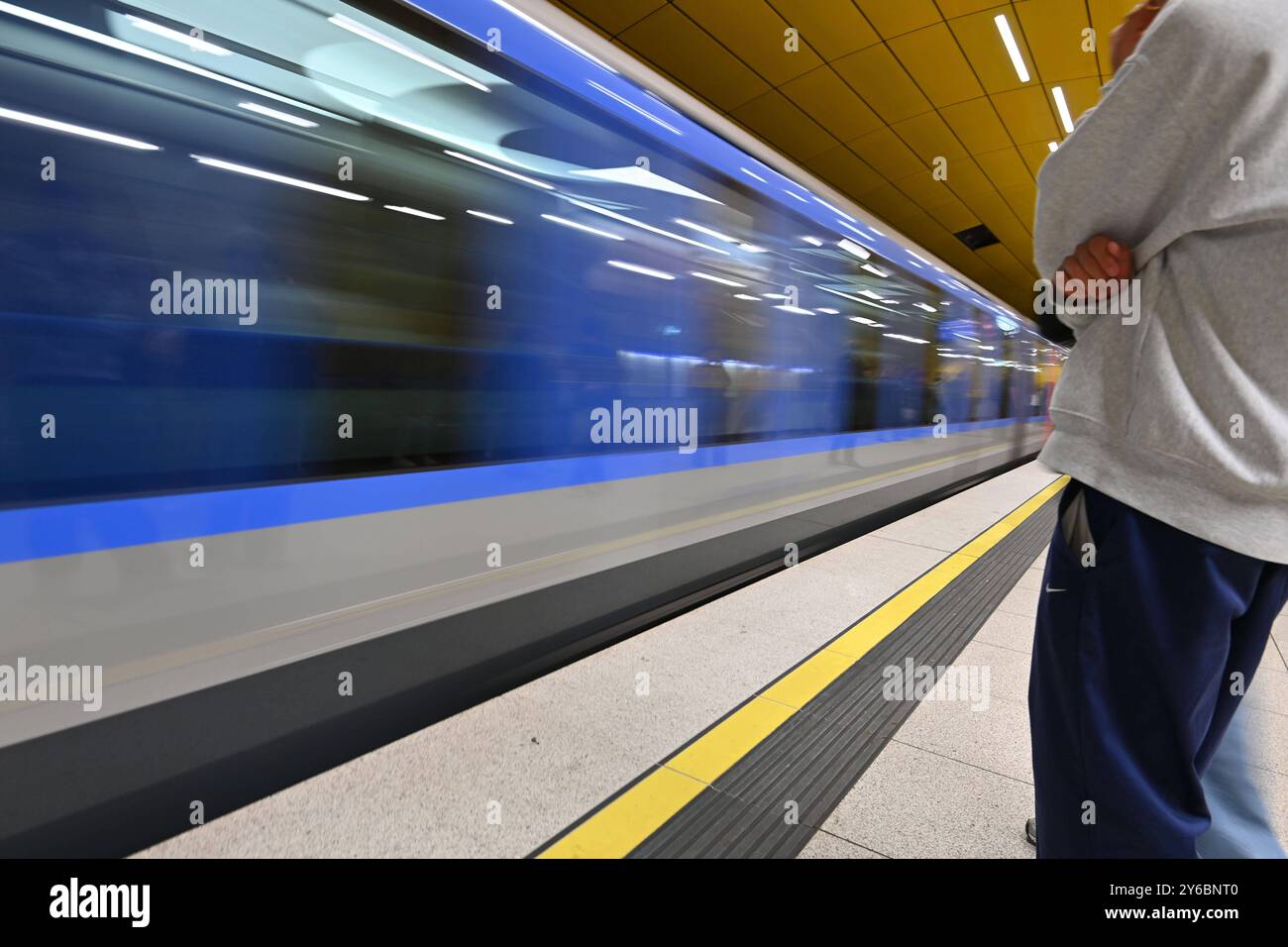 Einfahrende U-Bahn der Linie U2 an der Haltestelle Sendlinger Tor in ...