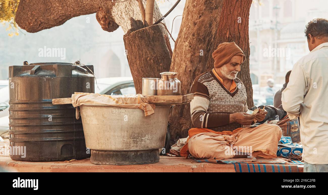 Jaipur, Rajasthan, India. Old Indian man sell tea in street In Summer ...