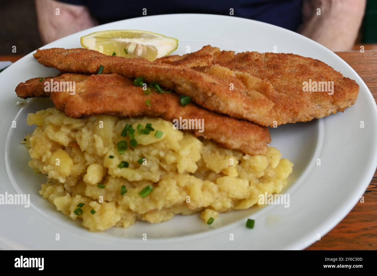 Ein Wiener Schnitzel ist ein dünnes, paniertes und ausgebackenes ...