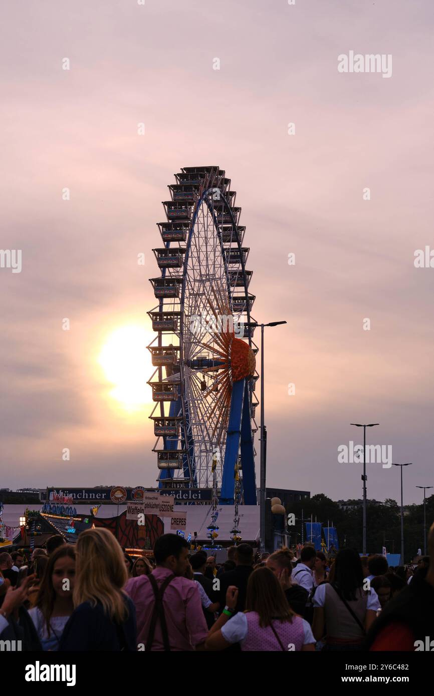 Oktoberfest Riesenrad in Abendstimmung Das Willenborg Riesenrad auf dem ...