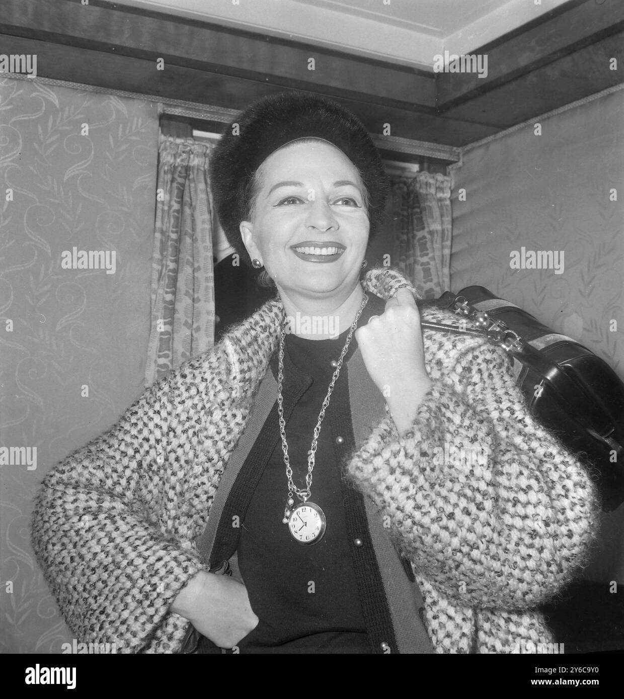 ACTRESS CORAL BROWNE IN SOUTHAMPTON / ; 22 JANUARY 1964 Stock Photo - Alamy