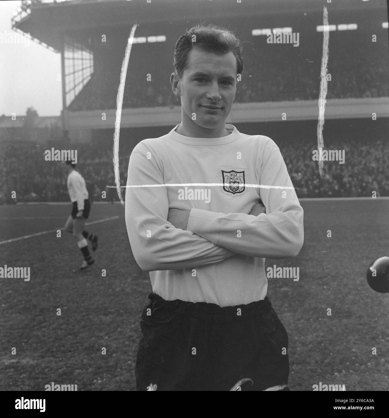 BOBBY DRAKE - PORTRAIT OF FOOTBAALLER OF FULHAM FOOTBALL CLUB IN LONDON ...