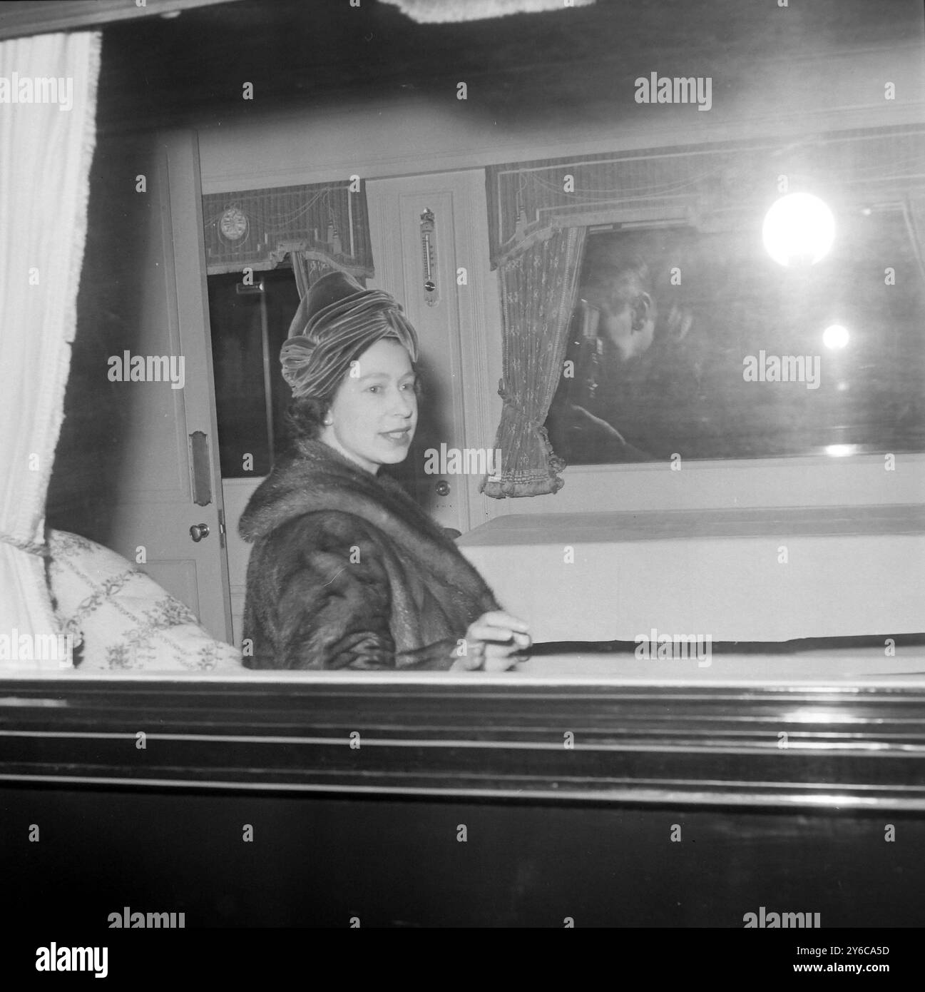 QUEEN ELIZABETH II LOOK THROUGH TRAIN WINDOW AT LIVERPOOL STREET ...
