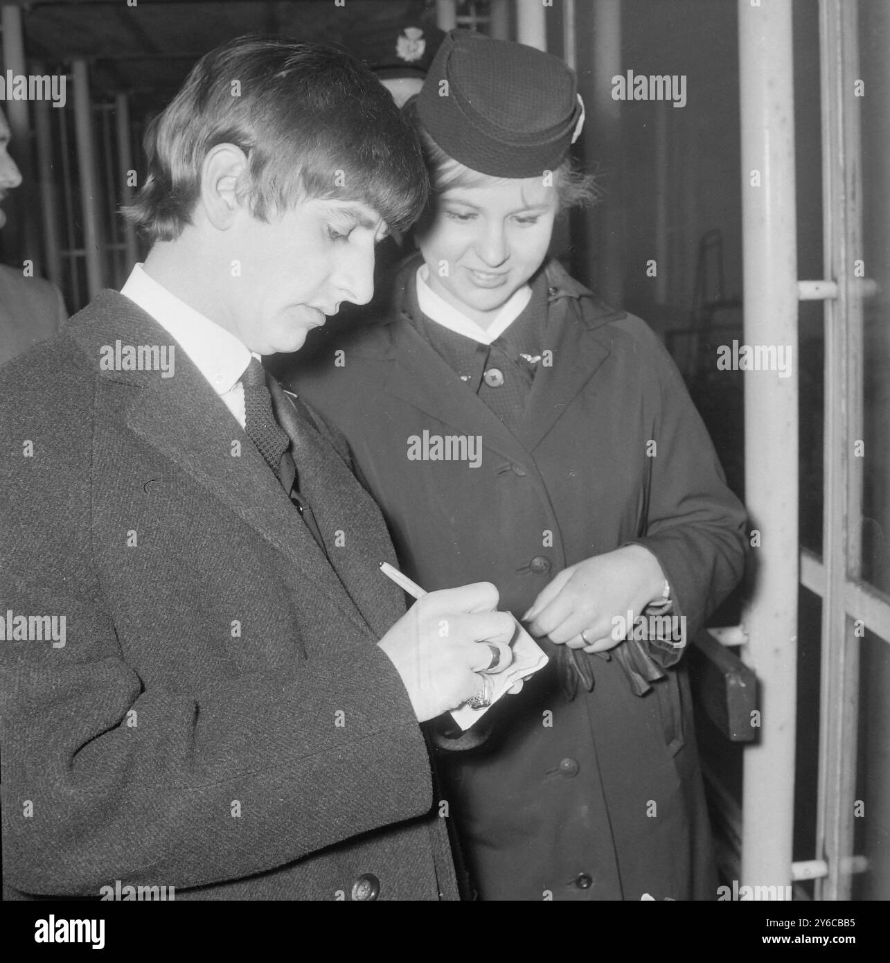THE BEATLES RINGO STARR SIGNS AUTOGRAPH FOR URSULA DAVIES AT LONDON ...