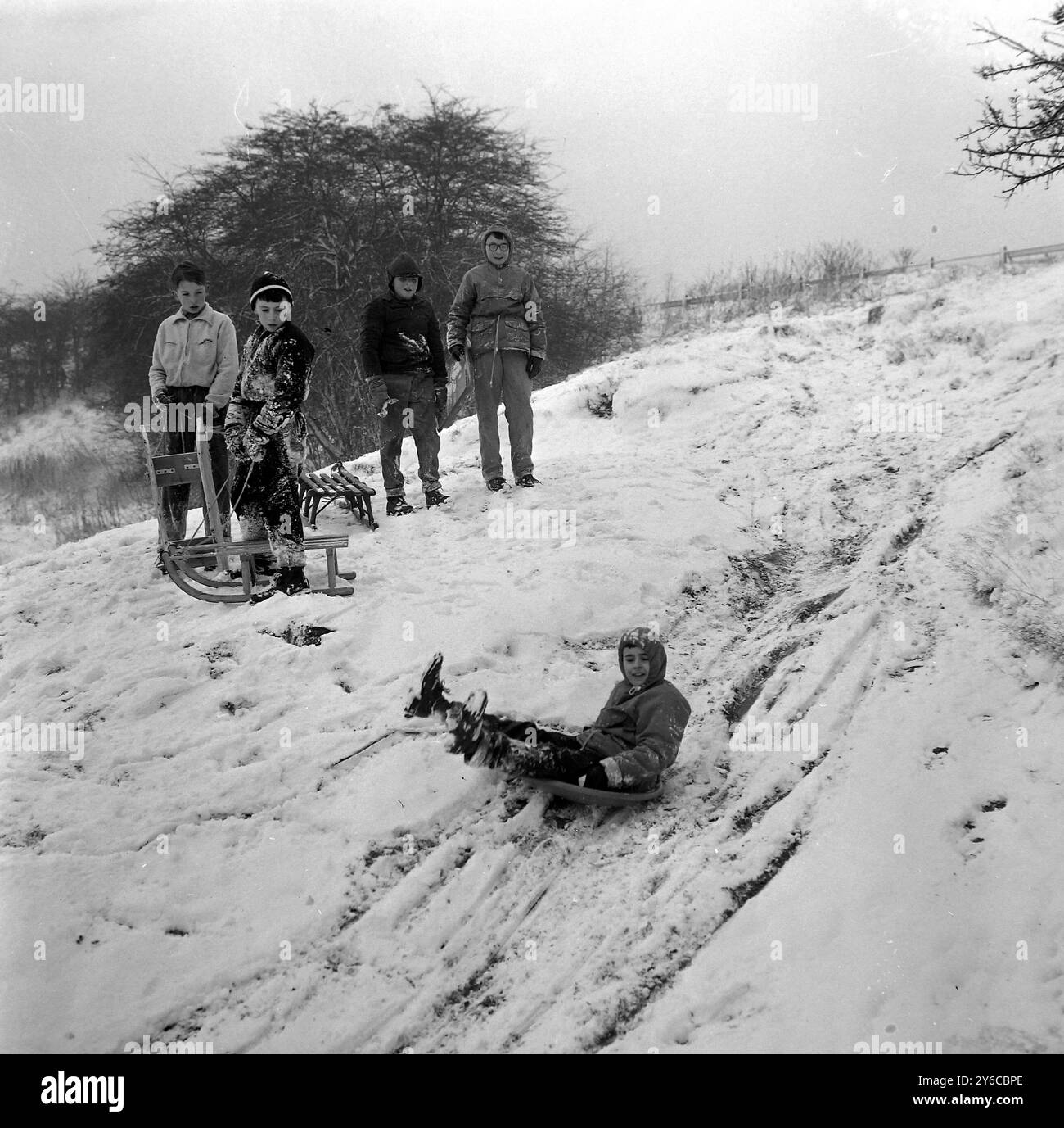 FIRST SNOW IN HAMPSTEAD HEATH, LONDON / ; 13 JANUARY 1964 Stock Photo ...