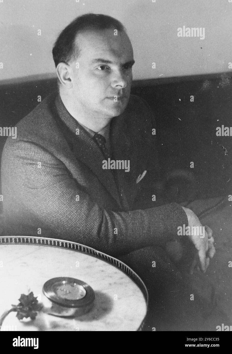 COLIN JORDAN WITH WIFE IN PARIS / ; 10 JANUARY 1964 Stock Photo - Alamy