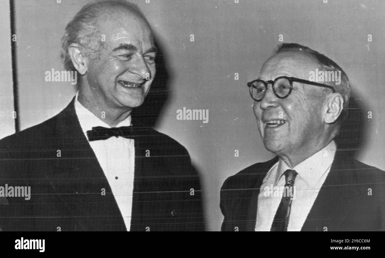 ROBERT WATSON WATT WITH LINUS PAULING NOBEL PRIZE WINNER IN 1962 IN NEW ...