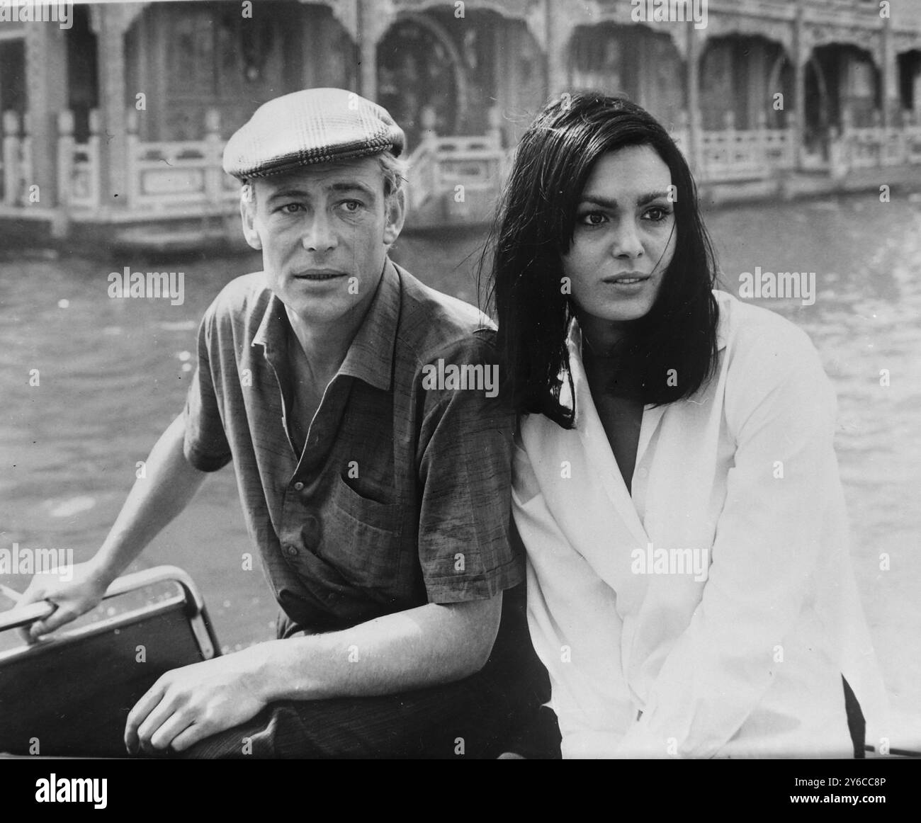 8 JANUARY 1964 PETER O'TOOLE AND DALIAH LAVI IN A BOAT IN HONG KONG ...