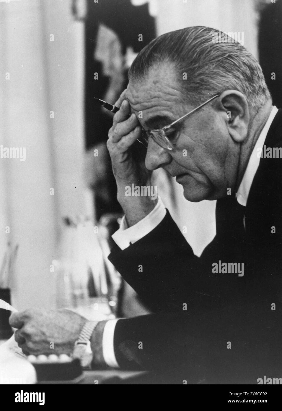 US AMERICAN PRESIDENT LYNDON B JOHNSON WITH PAPER WORK IN WASHINGTON ...