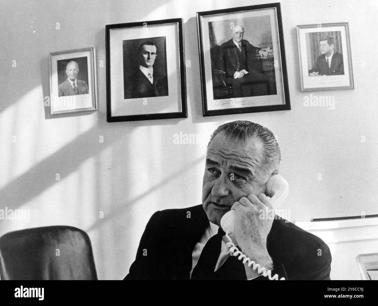 US AMERICAN PRESIDENT LYNDON B JOHNSON ON THE TELEPHONE IN WASHINGTON ...