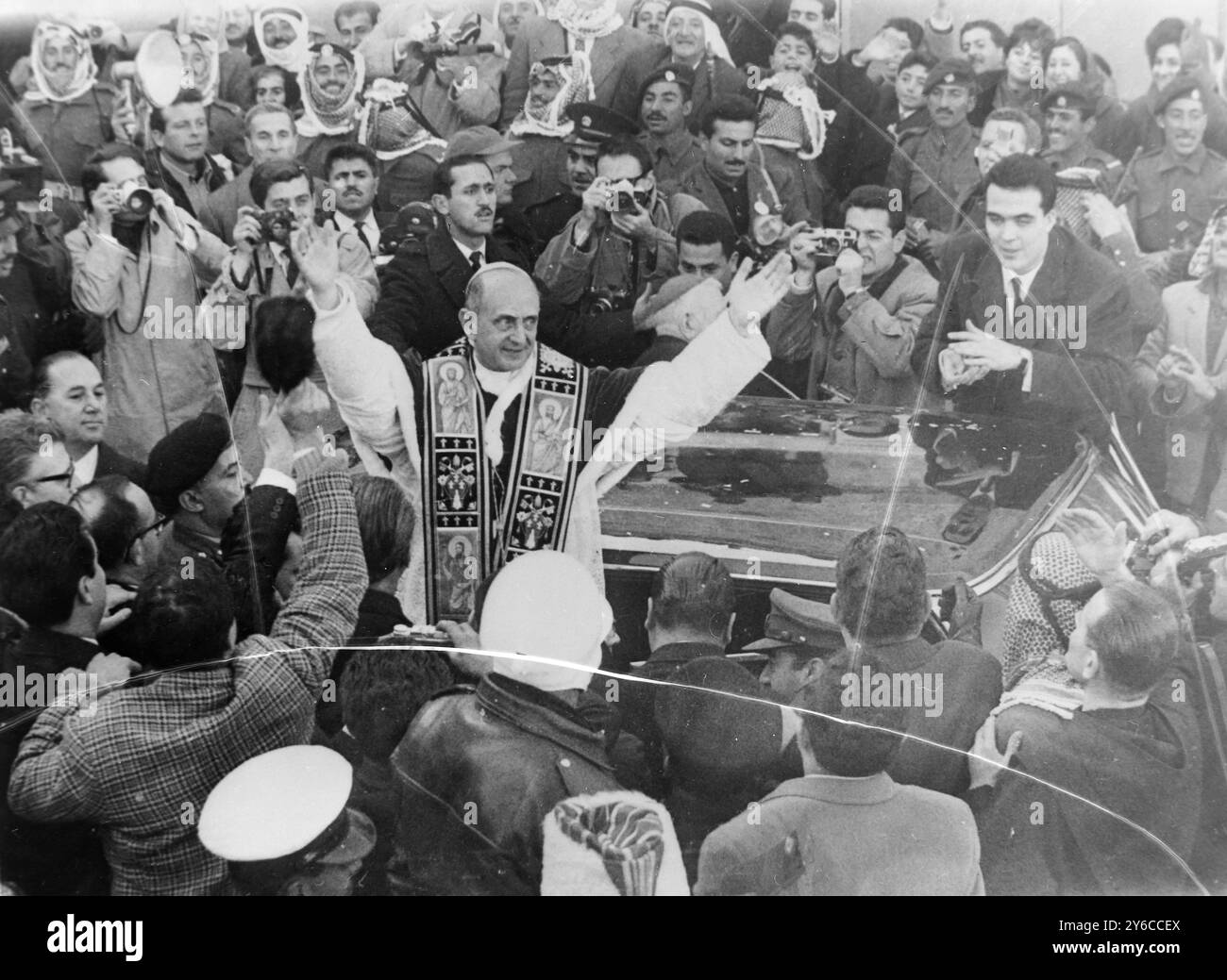 POPE PAUL VI BLESSING CROWDS IN BETHLEHEM / ; 8 JANUARY 1964 Stock ...