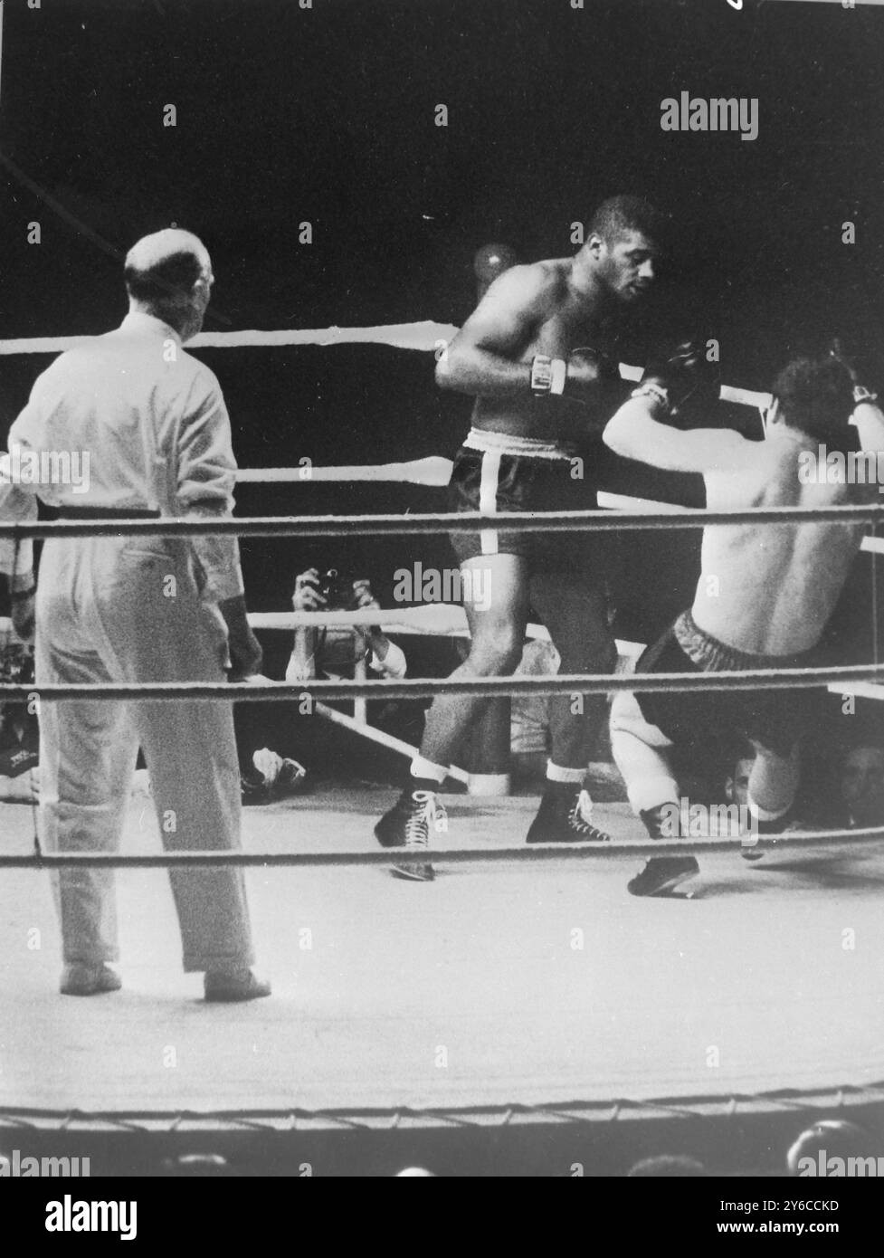 ITALIAN PROFESSIONAL BOXER SANTE AMONTI WITH AMERICAN CHAMPION FLOYD ...