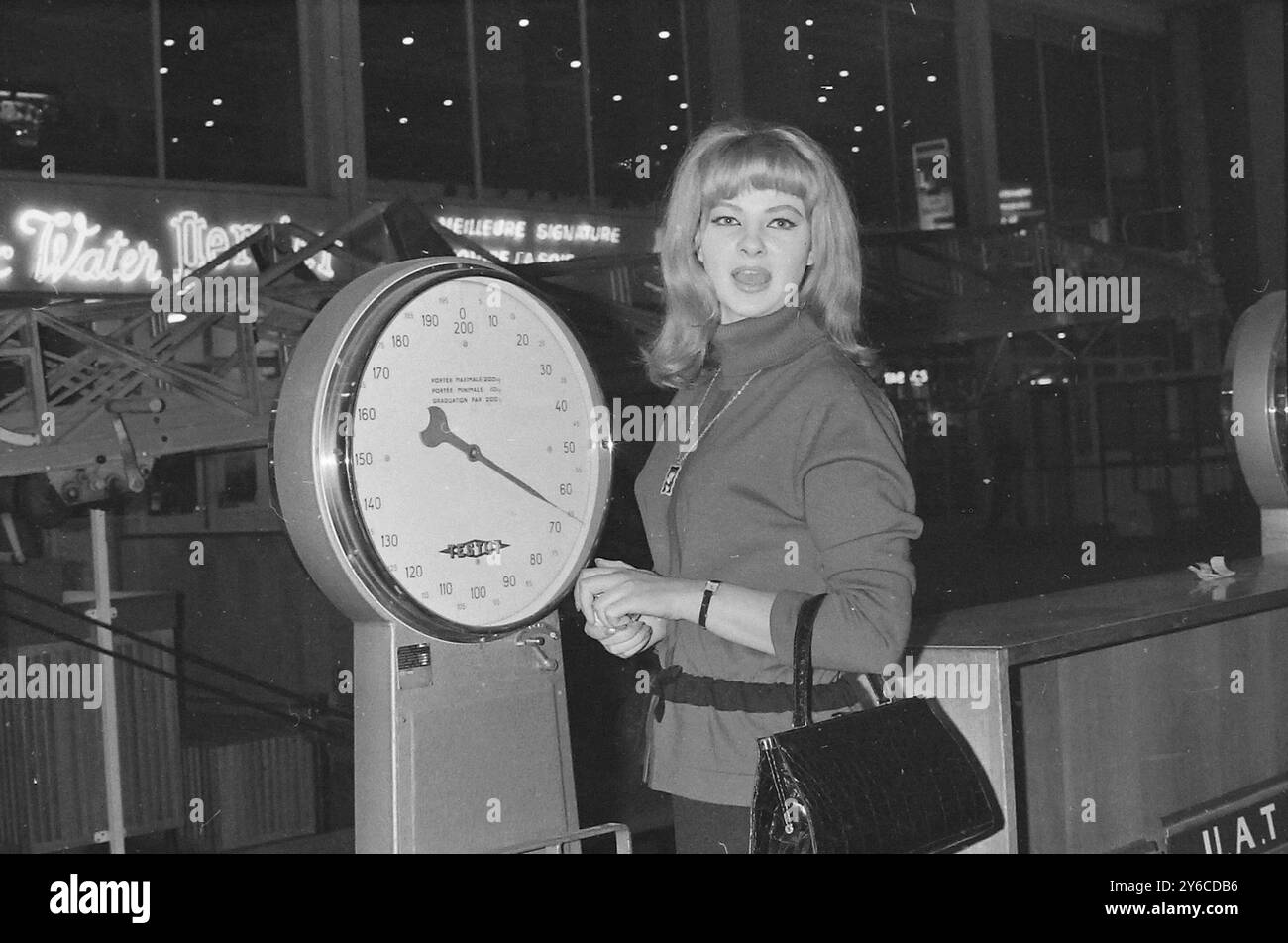 Mandy rice davies 1964 hi-res stock photography and images - Alamy