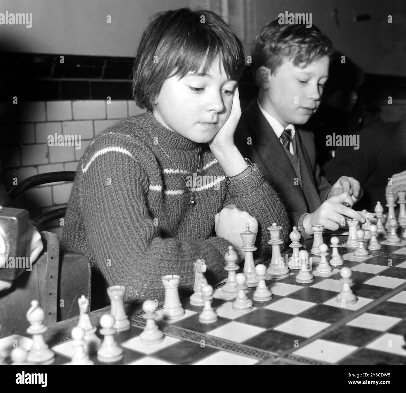 CHILDREN PLAYING CHESS IN LONDON ; 31 DECEMBER 1963 Stock Photo - Alamy