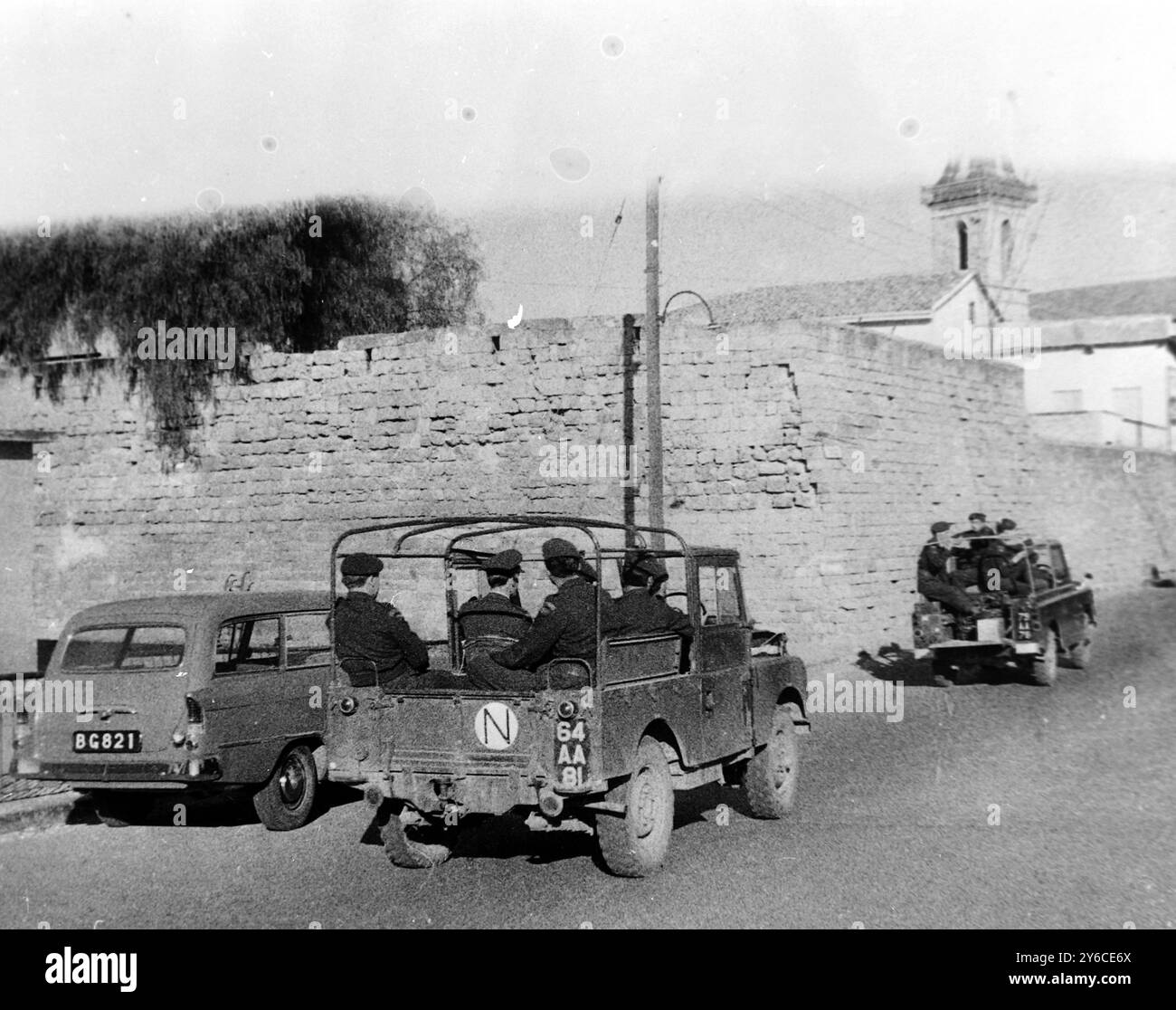 ARMY BRITISH ROYAL ARMY FORCE LAND ROVER CARRYING TROOPS ON PATROL IN ...