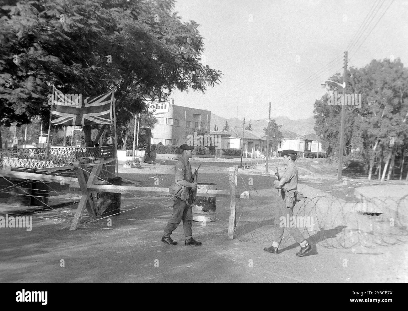 British soldiers guard a barricade hi-res stock photography and images ...