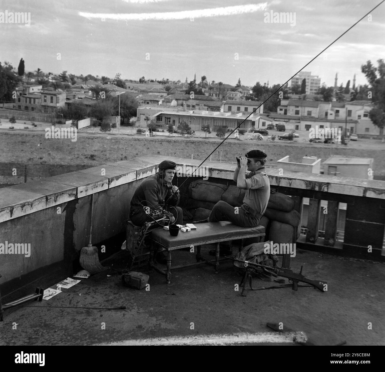 British soldiers guard a barricade hi-res stock photography and images ...