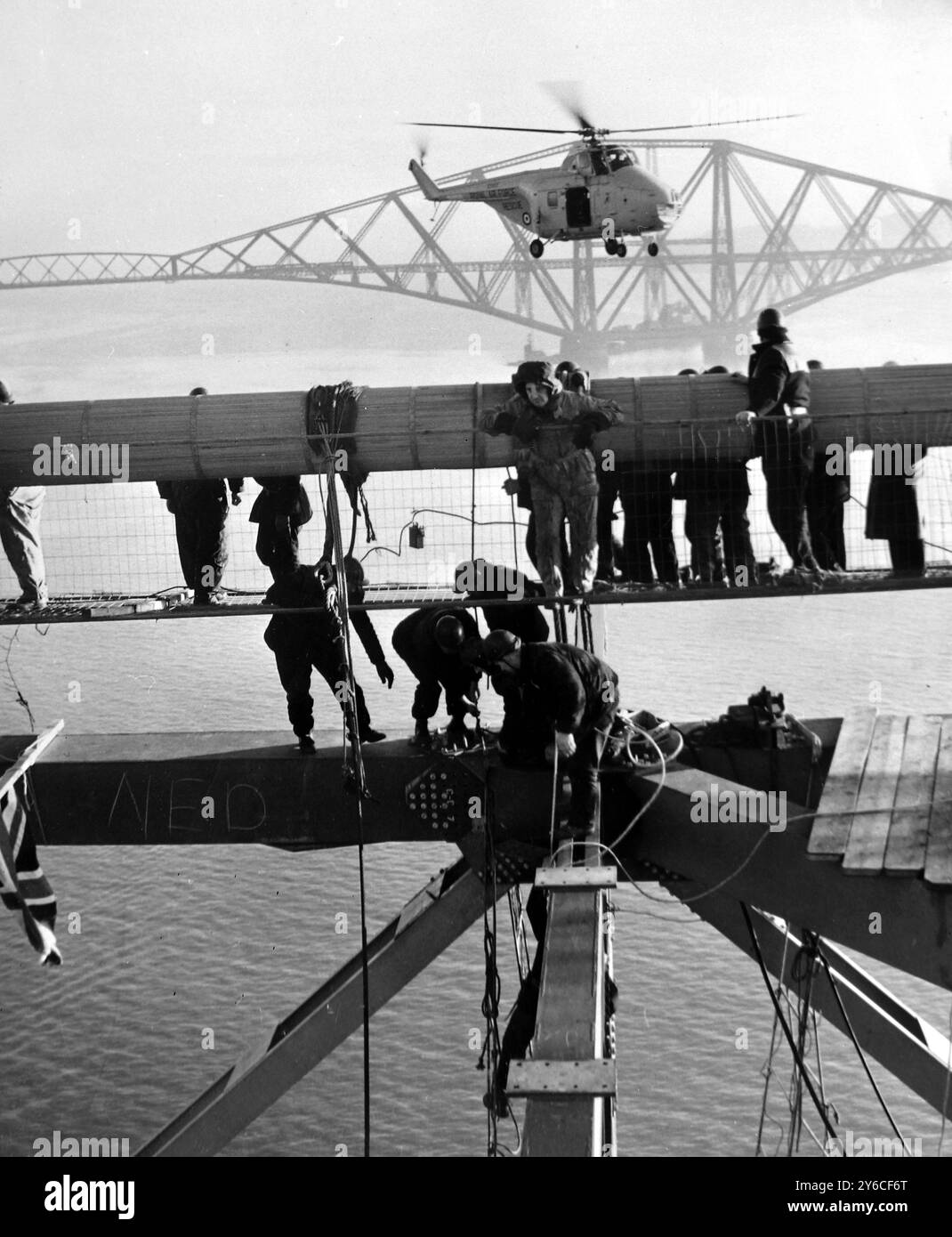 FORTH ROAD BRIDGE FINAL TRUSS RAISED INTO POSITION IN EDINBURGH ...
