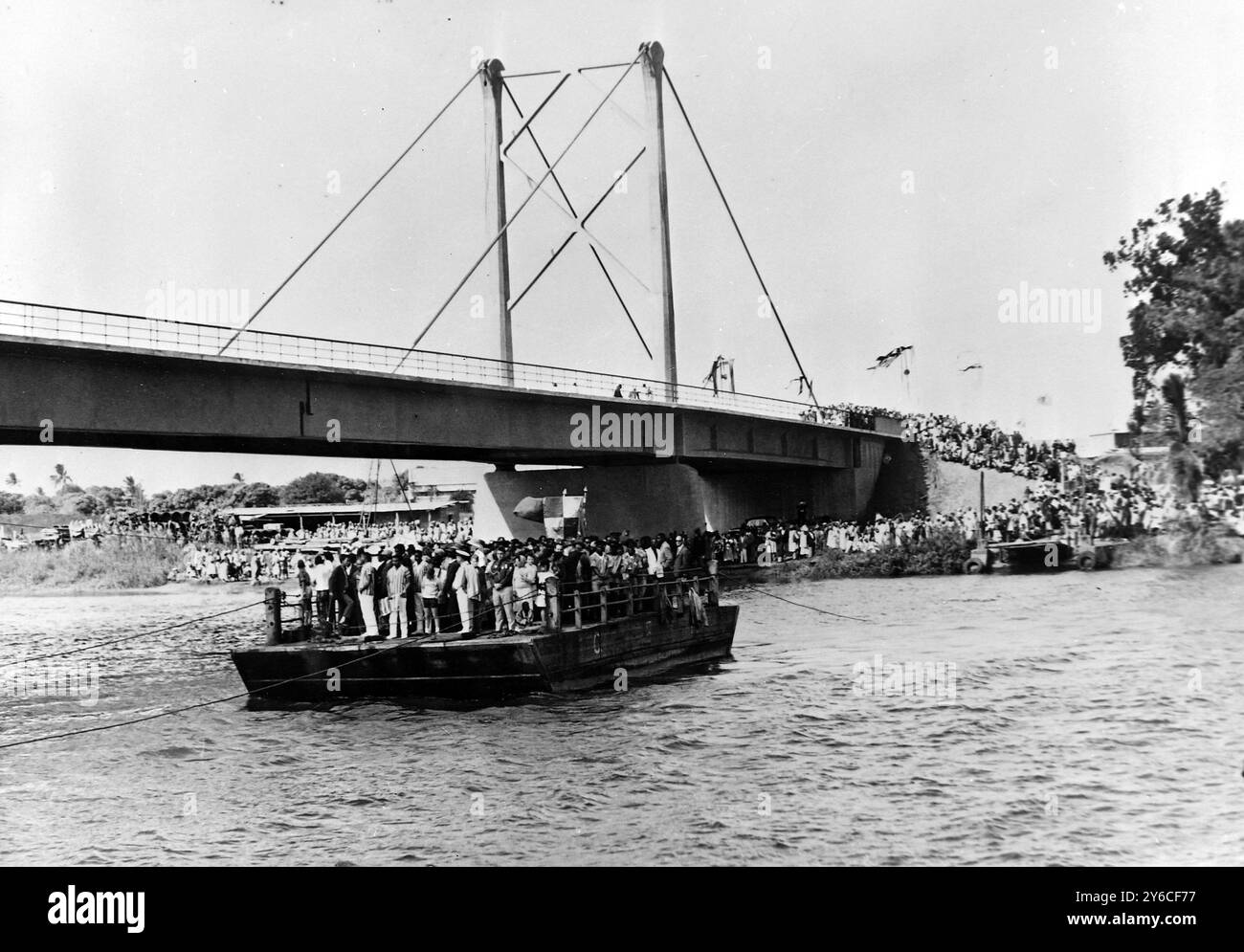 FORTH ROAD BRIDGE FINAL TRUSS RAISED INTO POSITION IN EDINBURGH ...