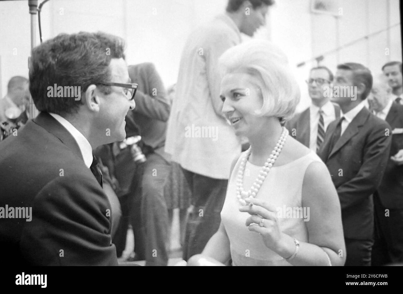 SYBIL BURTON WITH PETER SELLERS / ; 17 DECEMBER 1963 Stock Photo - Alamy