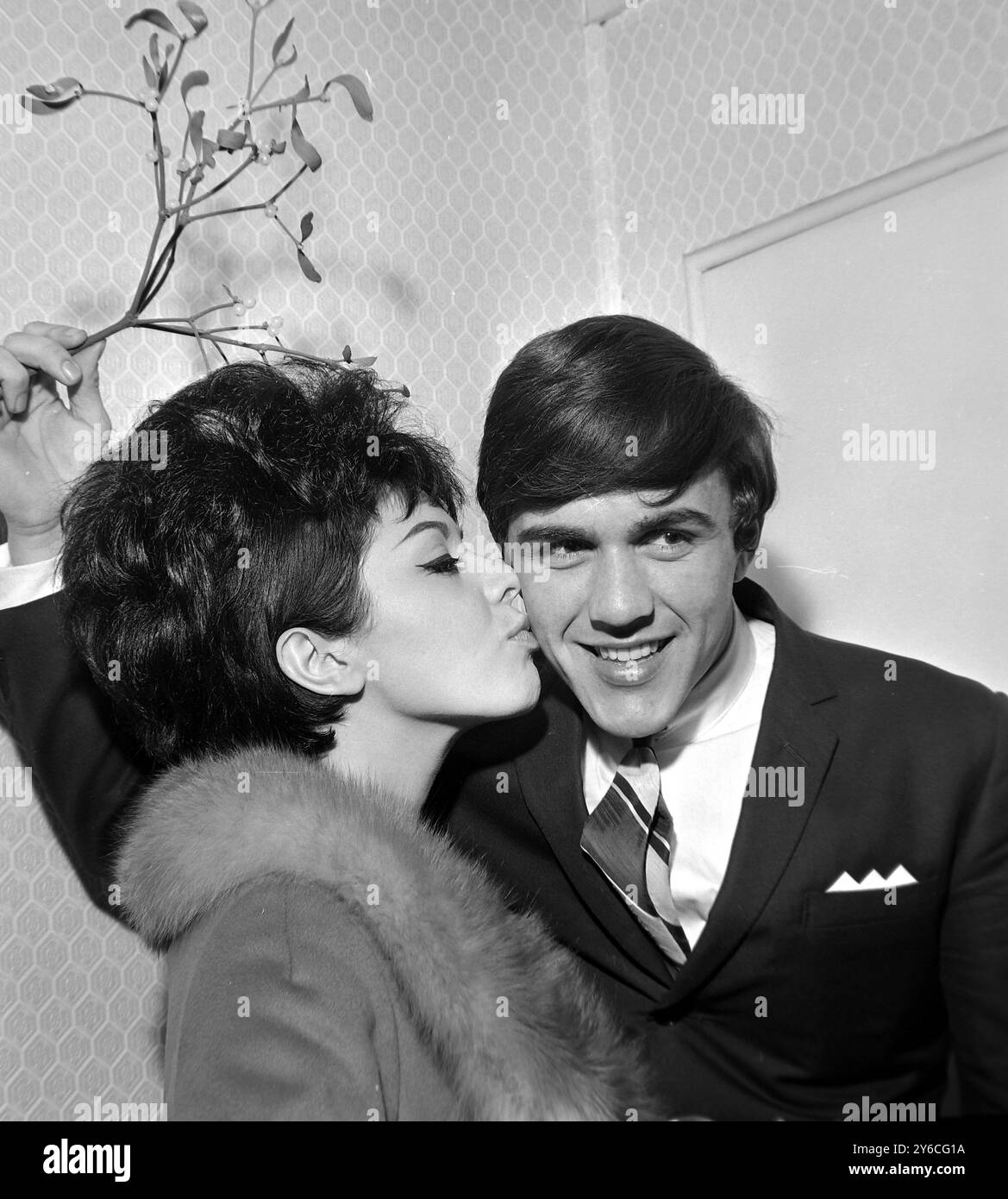 DAVE CLARK WITH SUSAN MAUGHAN IN LONDON / ; 15 DECEMBER 1963 Stock Photo - Alamy