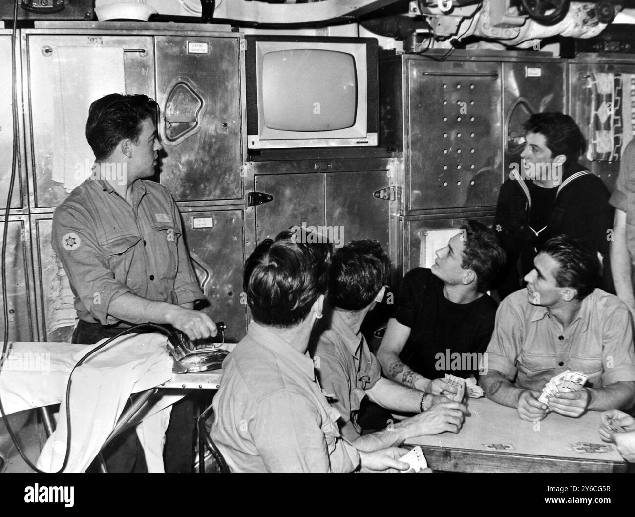NAVY SHIPS HMS KENT CREWMEN WATCHING TV ; 14 DECEMBER 1963 Stock Photo ...