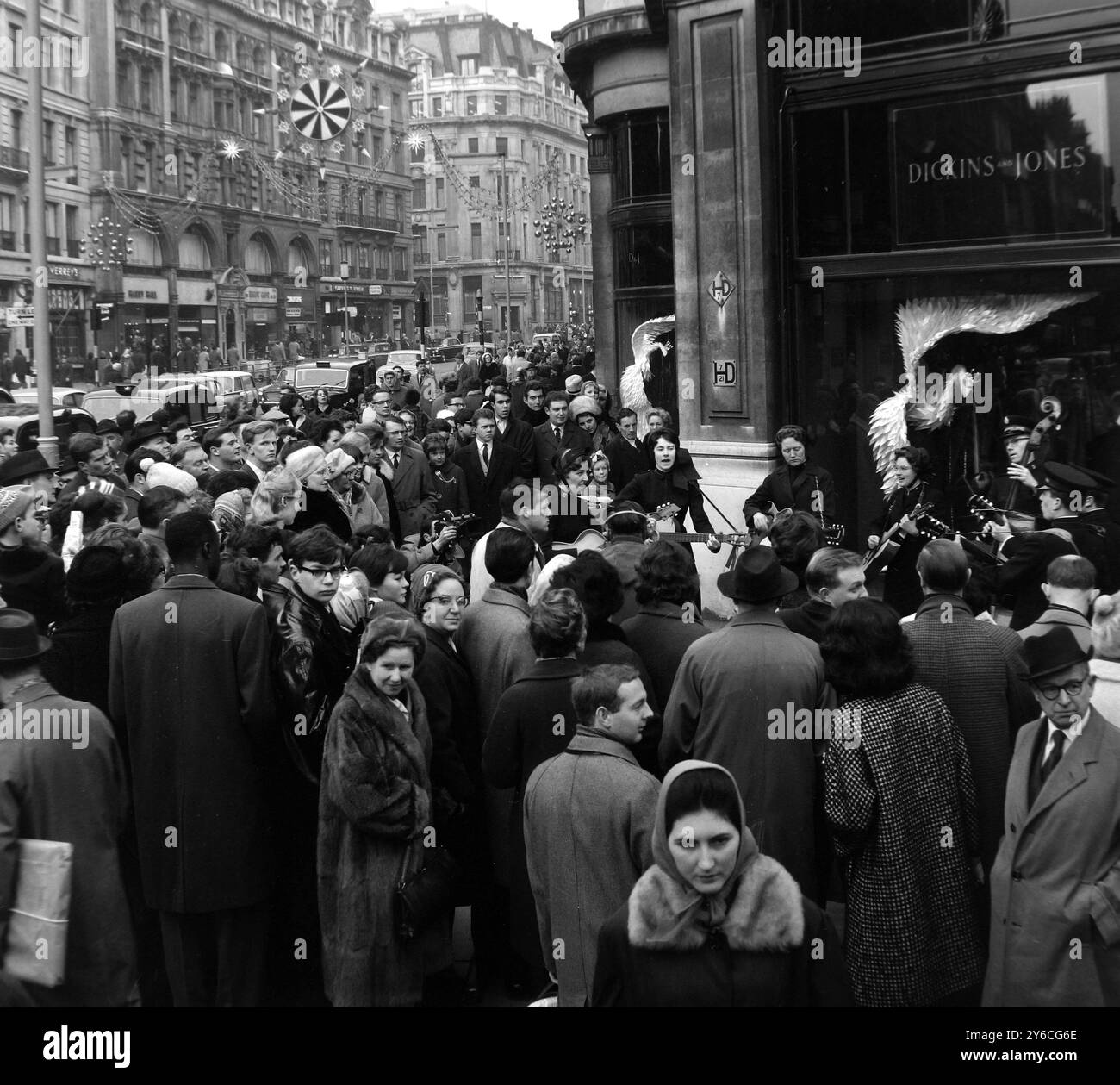 STREET MUSICIANS AT REGENTS STREET IN LONDON - SALVATION ARMY - 14 ...