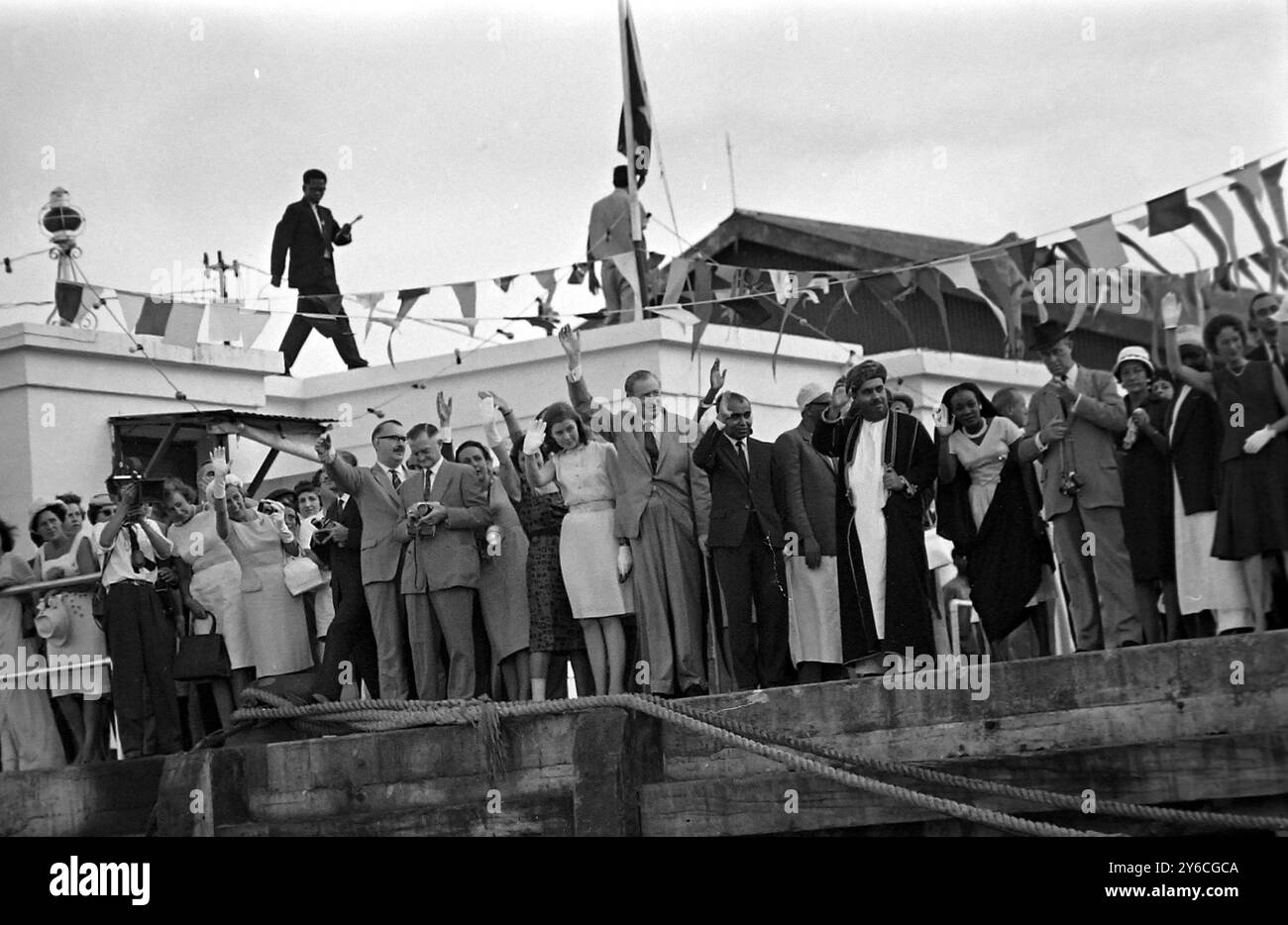 INDEPENDENCE OF ZANZIBAR - DUNCAN SANDYS MR & SULTAN ABDULLAH AT ...