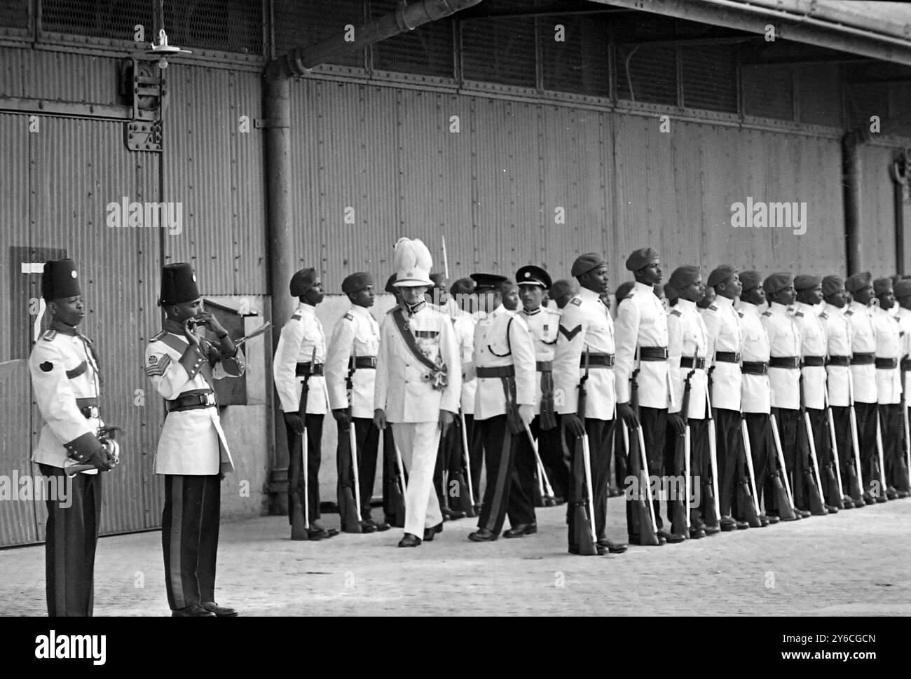 INDEPENDENCE OF ZANZIBAR - GEORGE MOORING INSPECTS LAST GUARD OF HONOUR ...