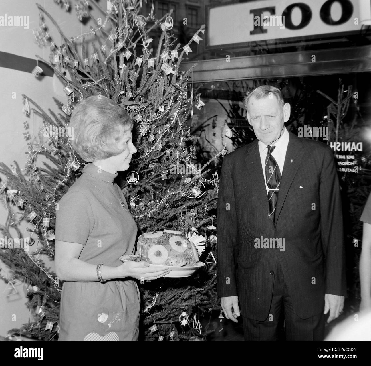 KING FREDERIK AT DANISH FOOD CENTRE IN LONDON ; 12 DECEMBER 1963 Stock ...